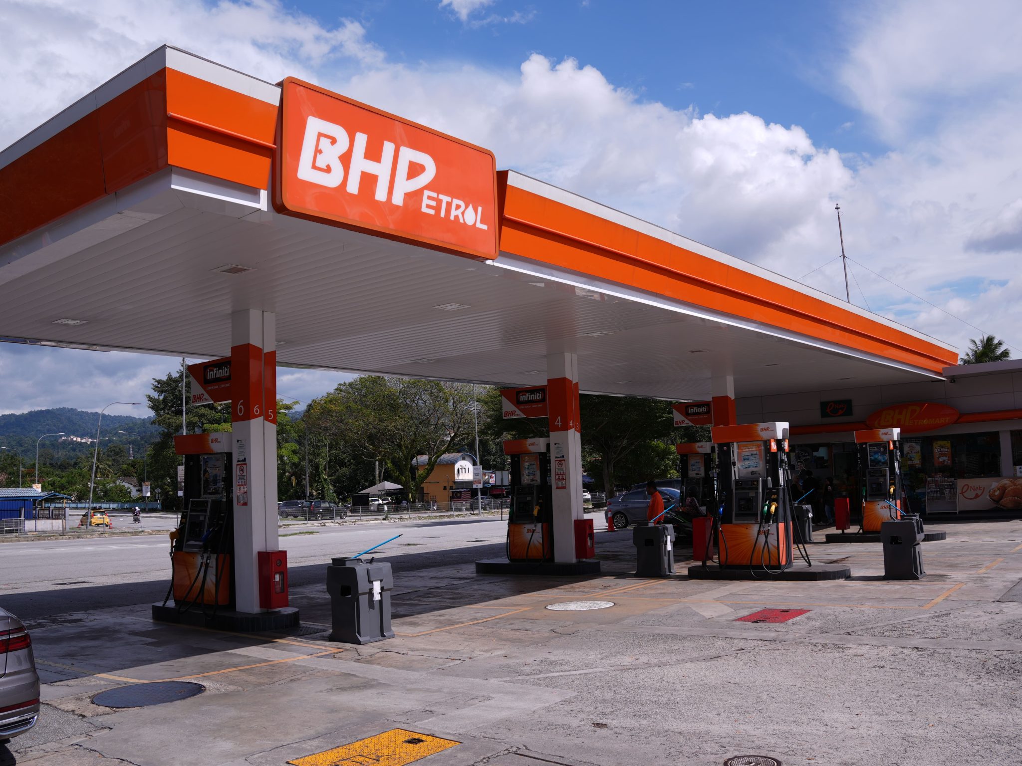 Hissing Sound When Opening the Fuel Tank? Here’s Why You Hear It - BHPetrol