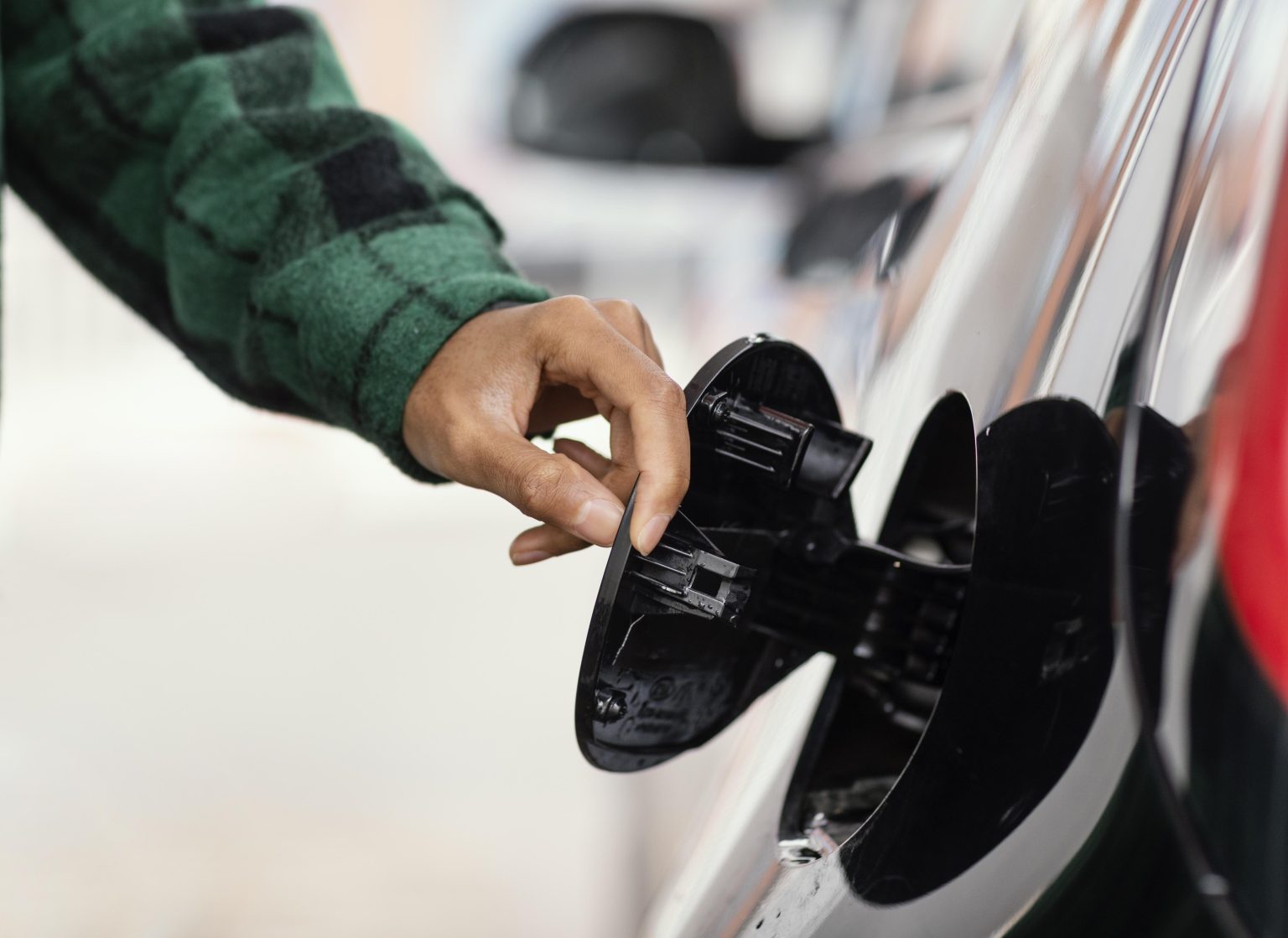 Hissing Sound When Opening the Fuel Tank? Here’s Why You Hear It - BHPetrol